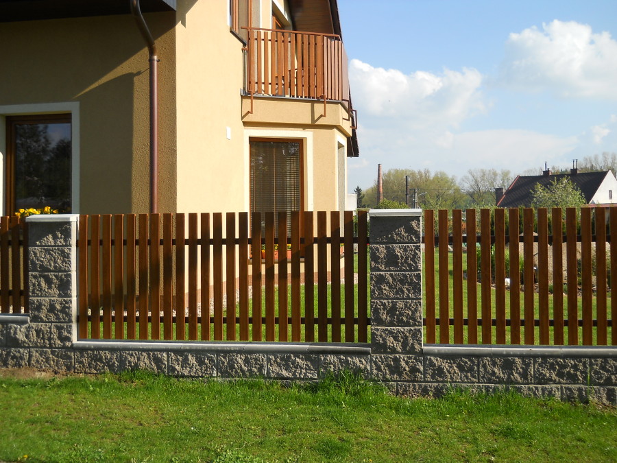 Bezúdržbové plastové ploty v reálných odstínech dřeva – Plotové centrum